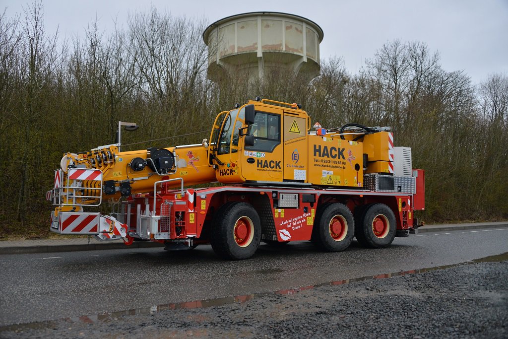 A Quiet Powerhouse: Hack Picks Up Tadano AC 3.045-1 City With E-Pack ...